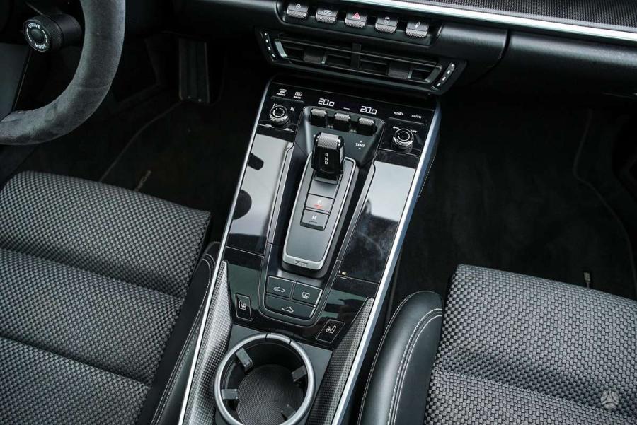 Sarkans Porsche 911 2020 Kauņa, ar dzinēja tilpumu 2.98 L un nobraukumu 60 tūkst. km par 104950 €, foto 24 vietnē AUTOMOTO.COM.LV