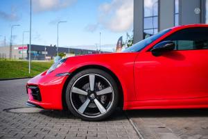 Red Porsche 911 2020 in Kaunas, with an engine capacity of 2.98 L and mileage of 86 thousand km for 89950 €, photo 7 on AUTOMOTO.COM.LV