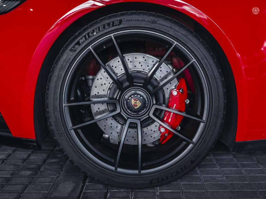 Sarkans Porsche 911 2023 Viļņa, ar dzinēja tilpumu 2.98 L un nobraukumu 17 tūkst. km par 149911 €, foto 25 vietnē AUTOMOTO.COM.LV