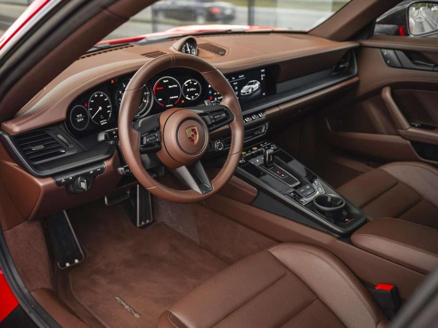 Sarkans Porsche 911 2023 Viļņa, ar dzinēja tilpumu 2.98 L un nobraukumu 17 tūkst. km par 149911 €, foto 26 vietnē AUTOMOTO.COM.LV