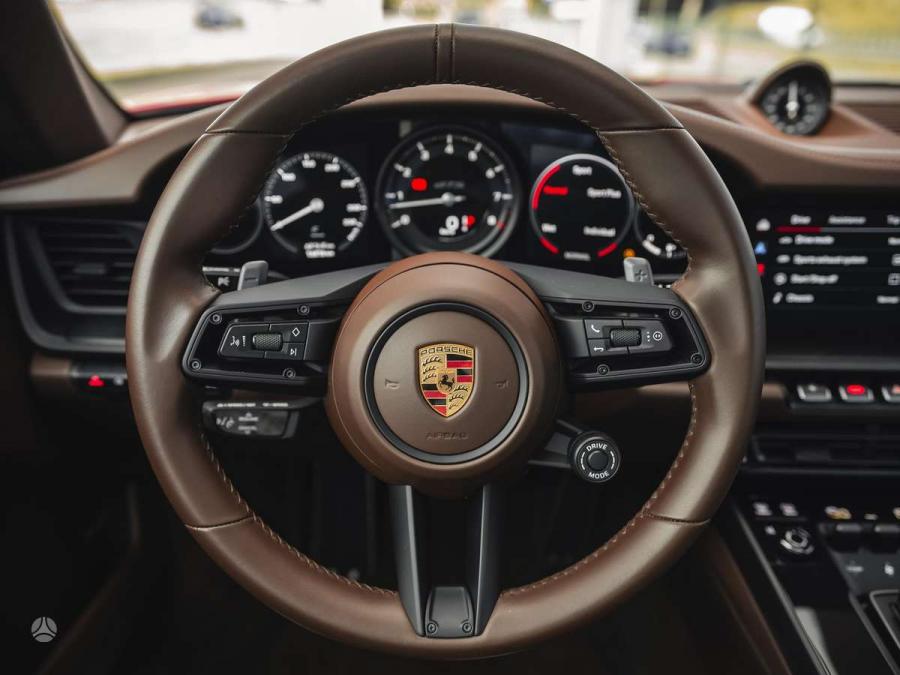 Sarkans Porsche 911 2023 Viļņa, ar dzinēja tilpumu 2.98 L un nobraukumu 17 tūkst. km par 149911 €, foto 28 vietnē AUTOMOTO.COM.LV