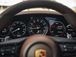 Sarkans Porsche 911 2023 Viļņa, ar dzinēja tilpumu 2.98 L un nobraukumu 17 tūkst. km par 149911 €, foto 29 vietnē AUTOMOTO.COM.LV