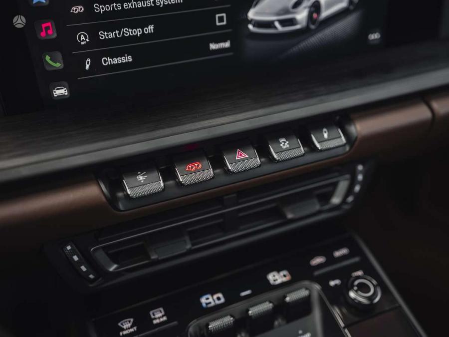 Sarkans Porsche 911 2023 Viļņa, ar dzinēja tilpumu 2.98 L un nobraukumu 17 tūkst. km par 149911 €, foto 33 vietnē AUTOMOTO.COM.LV
