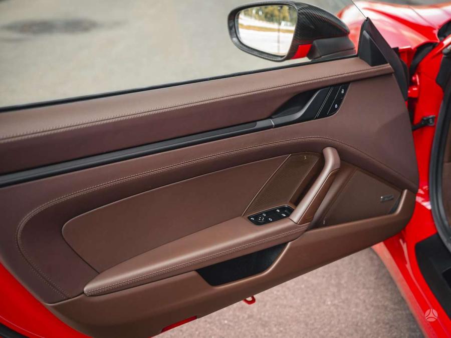 Sarkans Porsche 911 2023 Viļņa, ar dzinēja tilpumu 2.98 L un nobraukumu 17 tūkst. km par 149911 €, foto 36 vietnē AUTOMOTO.COM.LV