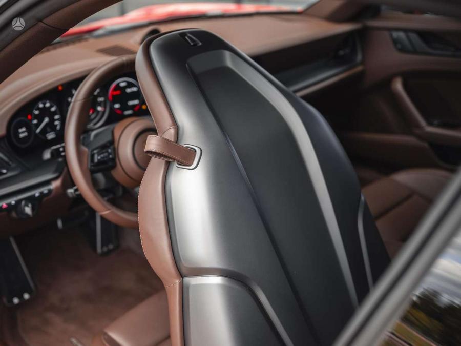 Sarkans Porsche 911 2023 Viļņa, ar dzinēja tilpumu 2.98 L un nobraukumu 17 tūkst. km par 149911 €, foto 39 vietnē AUTOMOTO.COM.LV