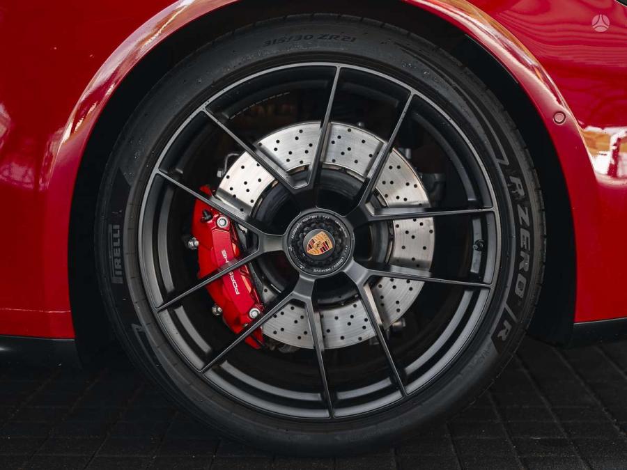 Sarkans Porsche 911 2024 Viļņa, ar dzinēja tilpumu 3.59 L un nobraukumu 12 tūkst. km par 189911 €, foto 17 vietnē AUTOMOTO.COM.LV