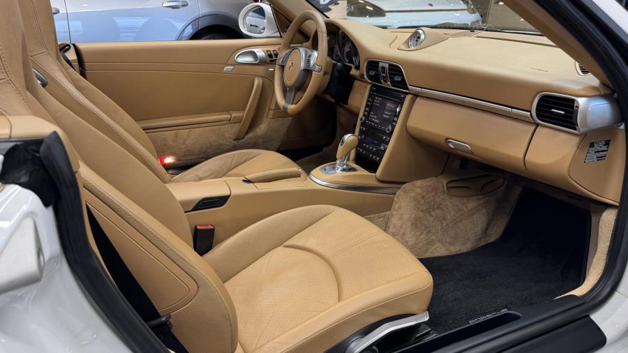 White Porsche 911 2009 in Riga, with an engine capacity of 3.80 L and mileage of 111 thousand km for 66990 €, photo 12 on AUTOMOTO.COM.LV