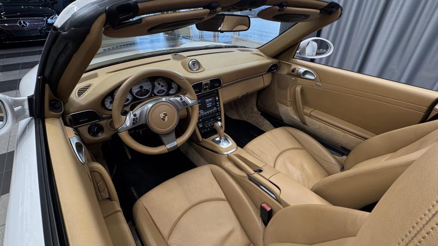 White Porsche 911 2009 in Riga, with an engine capacity of 3.80 L and mileage of 111 thousand km for 66990 €, photo 16 on AUTOMOTO.COM.LV