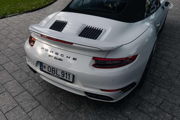 White Porsche 911 2016 in Panevezys, with an engine capacity of 3.80 L and mileage of 67 thousand km for 114900 €, photo 3 on AUTOMOTO.COM.LV
