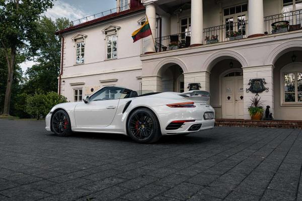 White Porsche 911 2016 in Panevezys, with an engine capacity of 3.80 L and mileage of 67 thousand km for 114900 €, photo 9 on AUTOMOTO.COM.LV