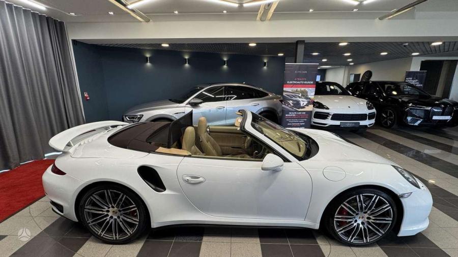 White Porsche 911 2013 in Riga, with an engine capacity of 3.80 L and mileage of 22 thousand km for 134990 €, photo 5 on AUTOMOTO.COM.LV