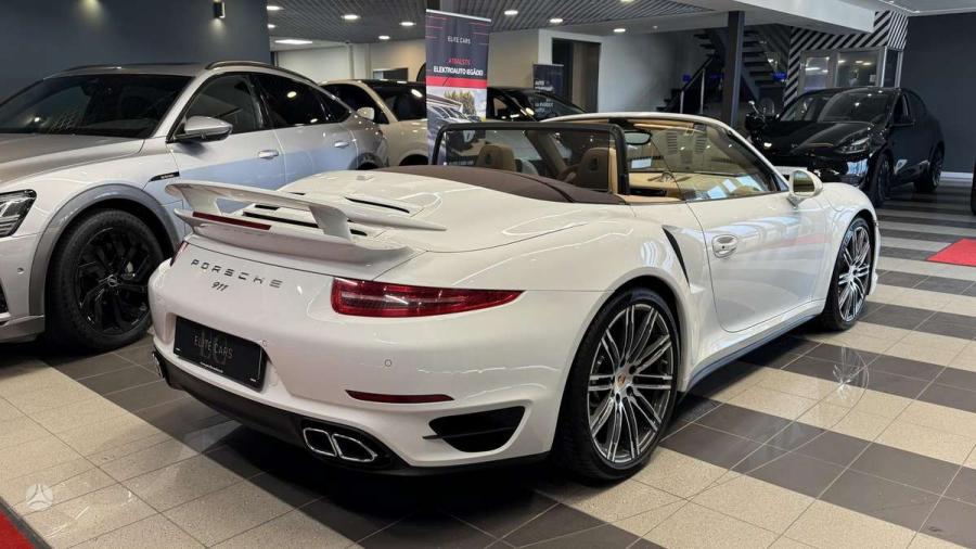 White Porsche 911 2013 in Riga, with an engine capacity of 3.80 L and mileage of 22 thousand km for 134990 €, photo 6 on AUTOMOTO.COM.LV