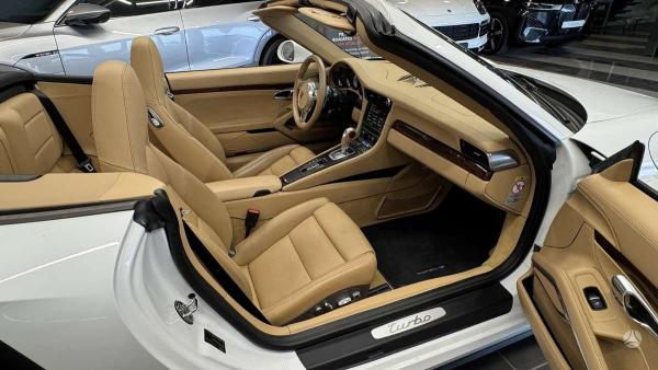 White Porsche 911 2013 in Riga, with an engine capacity of 3.80 L and mileage of 22 thousand km for 134990 €, photo 10 on AUTOMOTO.COM.LV