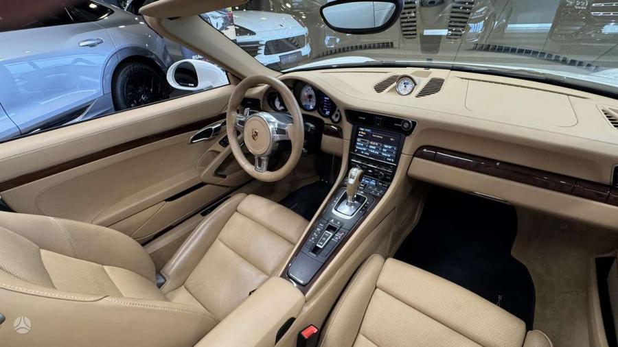 White Porsche 911 2013 in Riga, with an engine capacity of 3.80 L and mileage of 22 thousand km for 134990 €, photo 13 on AUTOMOTO.COM.LV