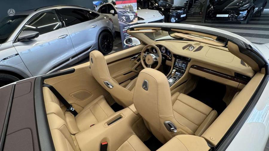 White Porsche 911 2013 in Riga, with an engine capacity of 3.80 L and mileage of 22 thousand km for 134990 €, photo 14 on AUTOMOTO.COM.LV
