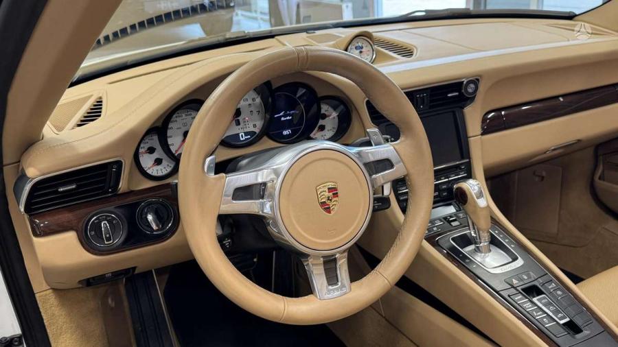 White Porsche 911 2013 in Riga, with an engine capacity of 3.80 L and mileage of 22 thousand km for 134990 €, photo 19 on AUTOMOTO.COM.LV