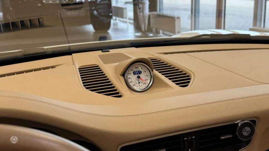White Porsche 911 2013 in Riga, with an engine capacity of 3.80 L and mileage of 22 thousand km for 134990 €, photo 20 on AUTOMOTO.COM.LV