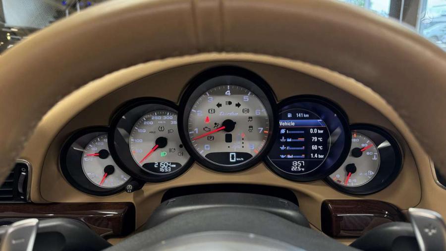 White Porsche 911 2013 in Riga, with an engine capacity of 3.80 L and mileage of 22 thousand km for 134990 €, photo 22 on AUTOMOTO.COM.LV