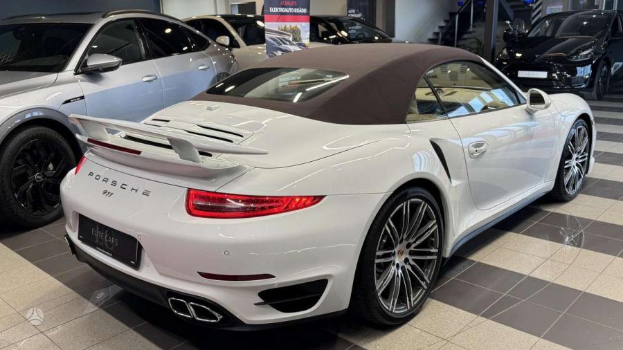 White Porsche 911 2013 in Riga, with an engine capacity of 3.80 L and mileage of 22 thousand km for 134990 €, photo 27 on AUTOMOTO.COM.LV