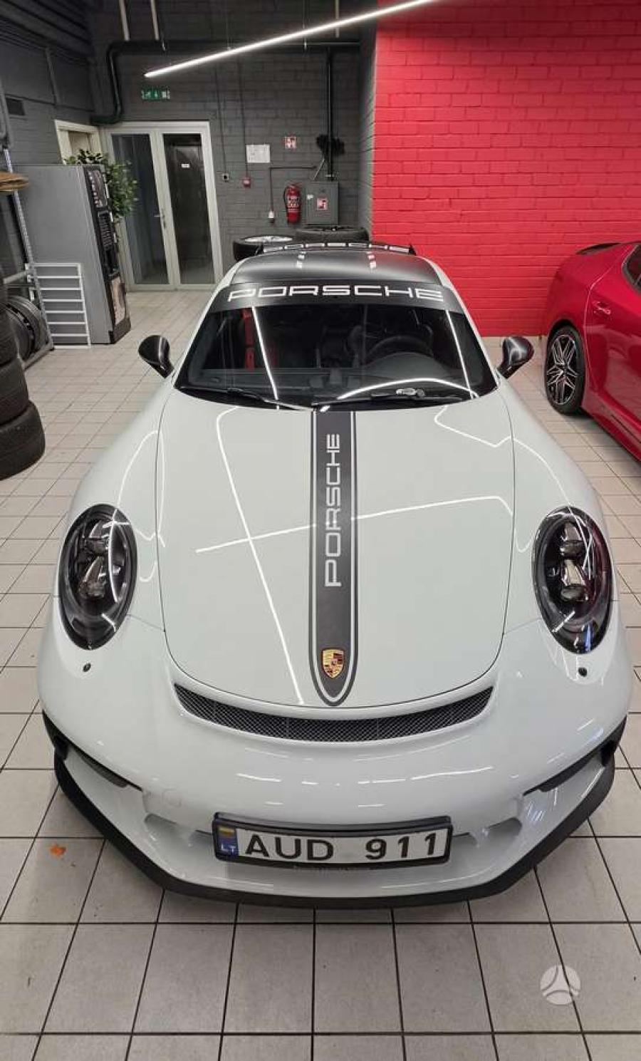 White Porsche 911 2018 in Vilnius, with an engine capacity of 4.00 L and mileage of 61 thousand km for 138888 €, photo 4 on AUTOMOTO.COM.LV
