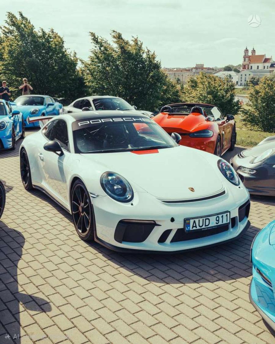 White Porsche 911 2018 in Vilnius, with an engine capacity of 4.00 L and mileage of 61 thousand km for 138888 €, photo 7 on AUTOMOTO.COM.LV