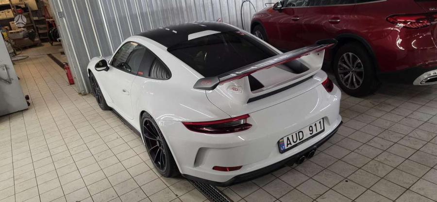 White Porsche 911 2018 in Vilnius, with an engine capacity of 4.00 L and mileage of 61 thousand km for 138888 €, photo 10 on AUTOMOTO.COM.LV