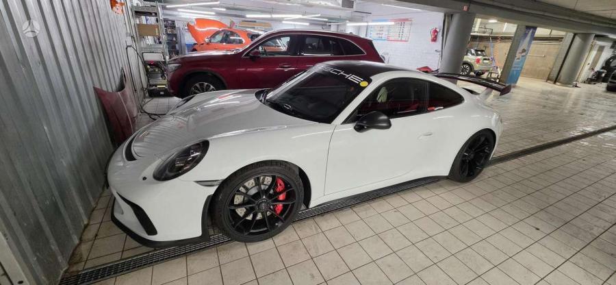 White Porsche 911 2018 in Vilnius, with an engine capacity of 4.00 L and mileage of 61 thousand km for 138888 €, photo 11 on AUTOMOTO.COM.LV
