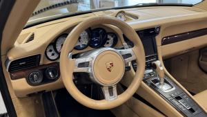 Balts Porsche 911 2013 Rīga, ar dzinēja tilpumu 3.80 L un nobraukumu 22 tūkst. km par 134990 €, foto 18 vietnē AUTOMOTO.COM.LV