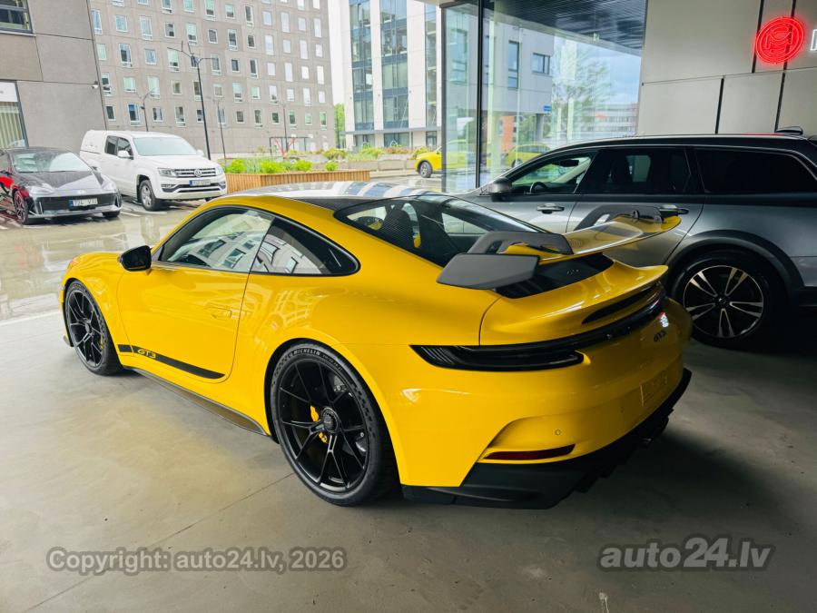 Желтый Порше 911 2024 в Таллин, объемом двигателя 4.00 л и пробегом 15 тыс. км за 220000 €, фото 1 на AUTOMOTO.COM.LV