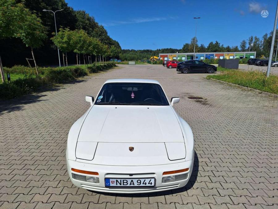 White Porsche 944 1989 in Klaipeda, with an engine capacity of 2.99 L and mileage of 192 thousand km for 18500 €, photo 5 on AUTOMOTO.COM.LV