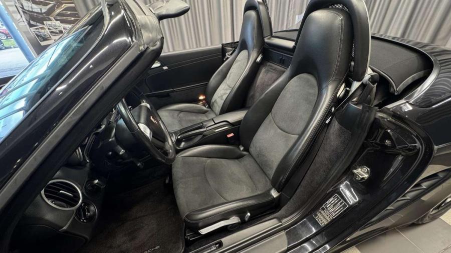 Black Porsche Boxster 2007 in Riga, with an engine capacity of 2.69 L and mileage of 71 thousand km for 27990 €, photo 13 on AUTOMOTO.COM.LV