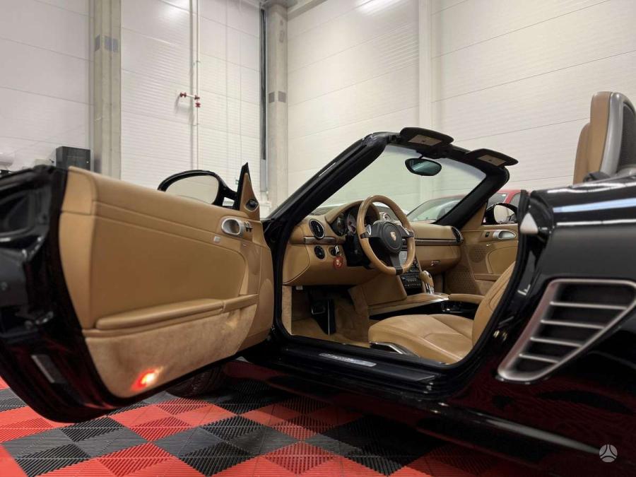 Melns Porsche Boxster 2011 Viļņa, ar dzinēja tilpumu 3.44 L un nobraukumu 111 tūkst. km par 27000 €, foto 15 vietnē AUTOMOTO.COM.LV