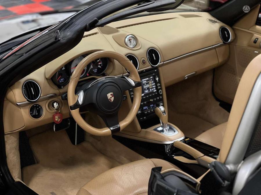Melns Porsche Boxster 2011 Viļņa, ar dzinēja tilpumu 3.44 L un nobraukumu 111 tūkst. km par 27000 €, foto 16 vietnē AUTOMOTO.COM.LV