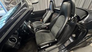 Melns Porsche Boxster 2007 Rīga, ar dzinēja tilpumu 2.70 L un nobraukumu 71 tūkst. km par 27990 €, foto 12 vietnē AUTOMOTO.COM.LV