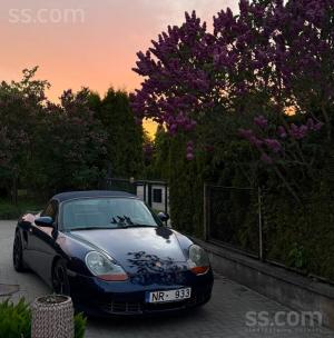 Zils Porsche Boxster 2002 Rīga, ar dzinēja tilpumu 3.20 L un nobraukumu 135 tūkst. km par 16000 €, foto  vietnē AUTOMOTO.COM.LV