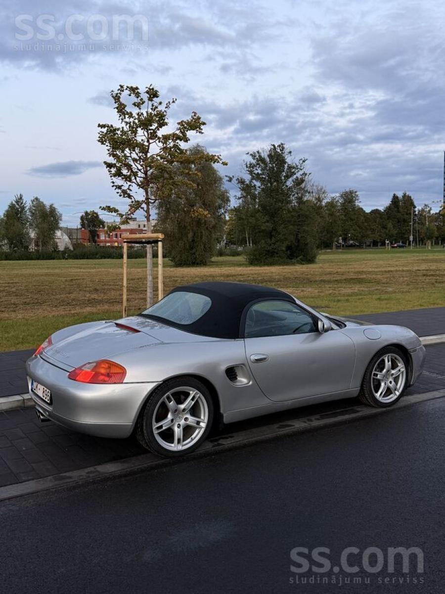 Pelēks Porsche Boxster 1997 Rīga, ar dzinēja tilpumu 2.50 L un nobraukumu 126 tūkst. km par 11500 €, foto 1 vietnē AUTOMOTO.COM.LV