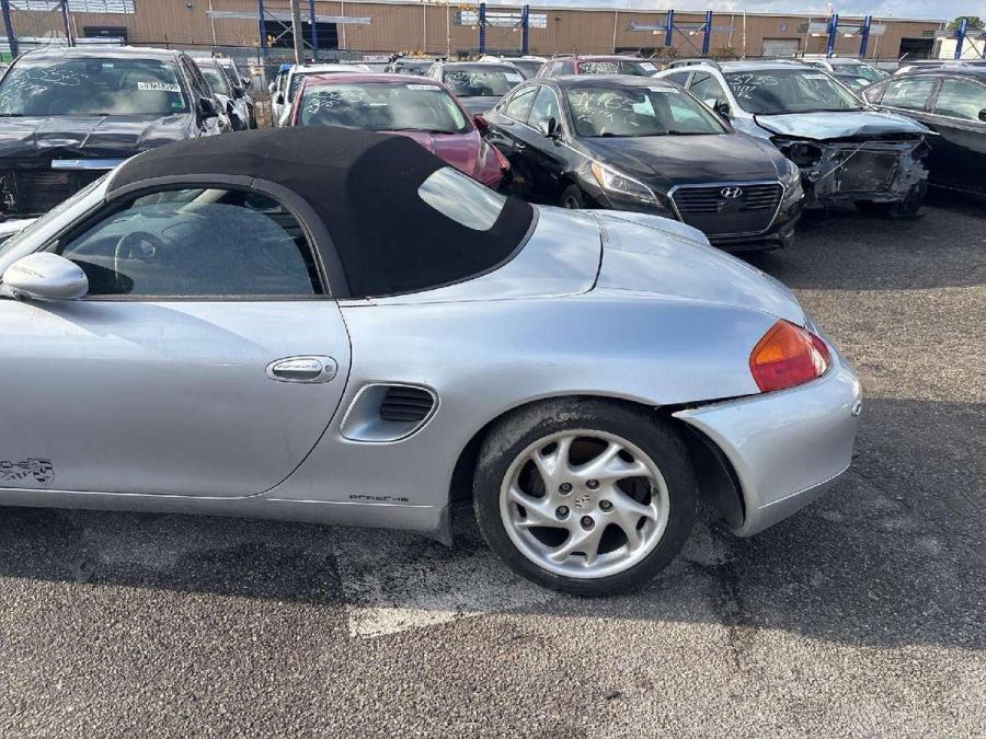 Pelēks Porsche Boxster 2000 Klaipėda, ar dzinēja tilpumu 2.69 L un nobraukumu 160 tūkst. km par 5200 €, foto 9 vietnē AUTOMOTO.COM.LV