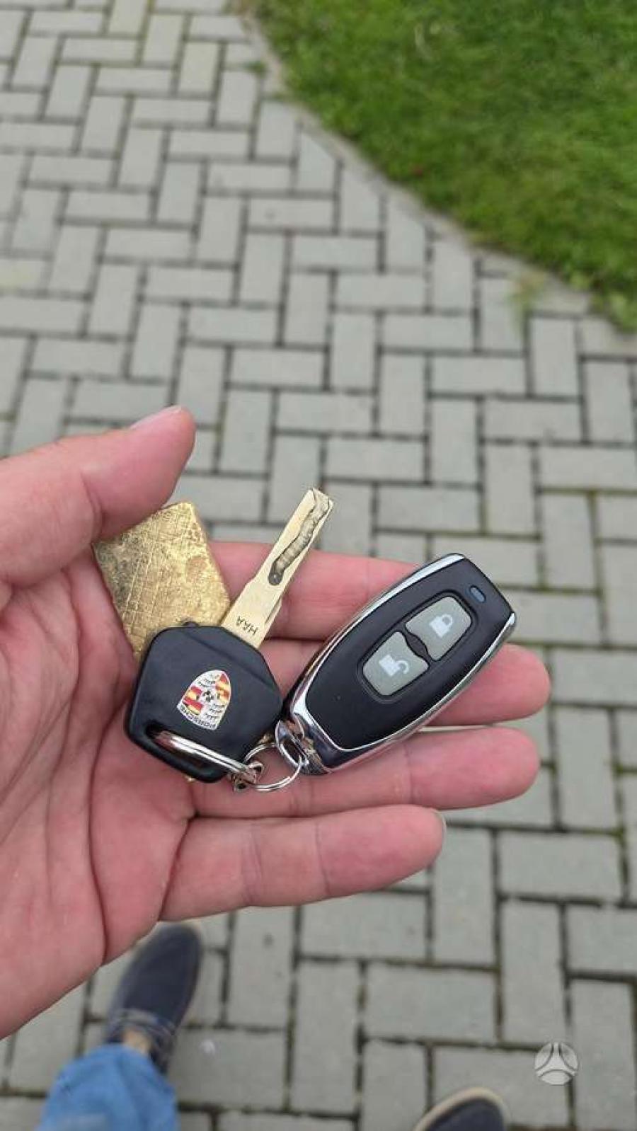 Grey Porsche Boxster 2001 in Kaunas, with an engine capacity of 2.69 L and mileage of 188 thousand km for 10900 €, photo 25 on AUTOMOTO.COM.LV
