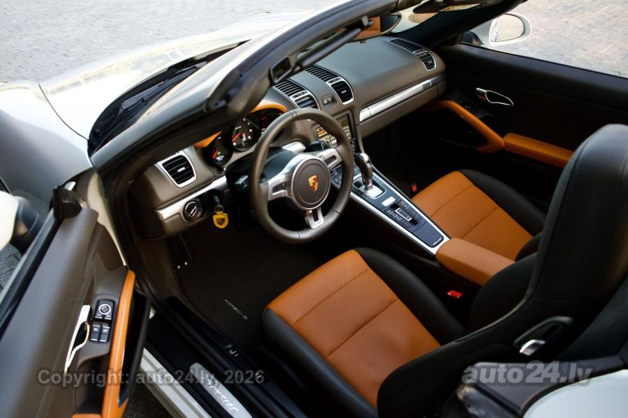 White Porsche Boxster 2015 in Tallinn, with an engine capacity of 2.70 L and mileage of 19 thousand km for 49999 €, photo 16 on AUTOMOTO.COM.LV