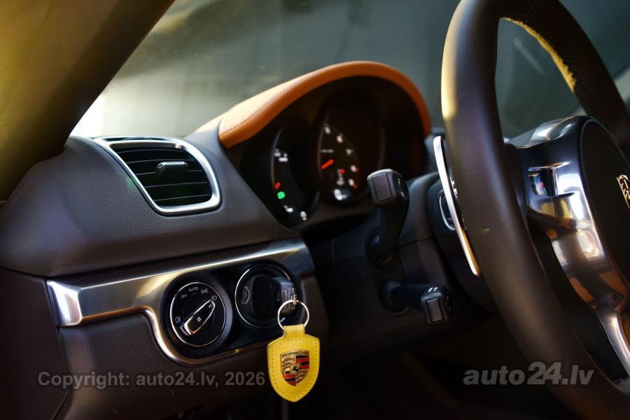 White Porsche Boxster 2015 in Tallinn, with an engine capacity of 2.70 L and mileage of 19 thousand km for 49999 €, photo 17 on AUTOMOTO.COM.LV