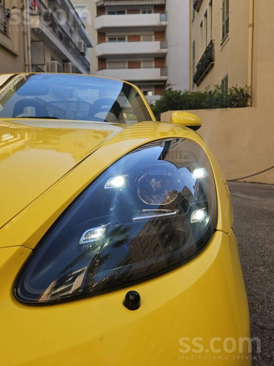 Yellow Porsche Boxster 2018 in Riga, with an engine capacity of 2.00 L and mileage of 43 thousand km for 59000 €, photo 13 on AUTOMOTO.COM.LV