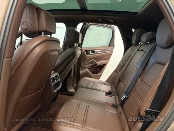 Beige Porsche Cayenne 2018 in Tallinn, with an engine capacity of 3.00 L and mileage of 133 thousand km for 43900 €, photo 6 on AUTOMOTO.COM.LV