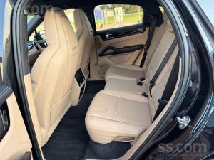 Black Porsche Cayenne 2020 in Riga, with an engine capacity of 3.00 L and mileage of 99 thousand km for 65500 €, photo 7 on AUTOMOTO.COM.LV