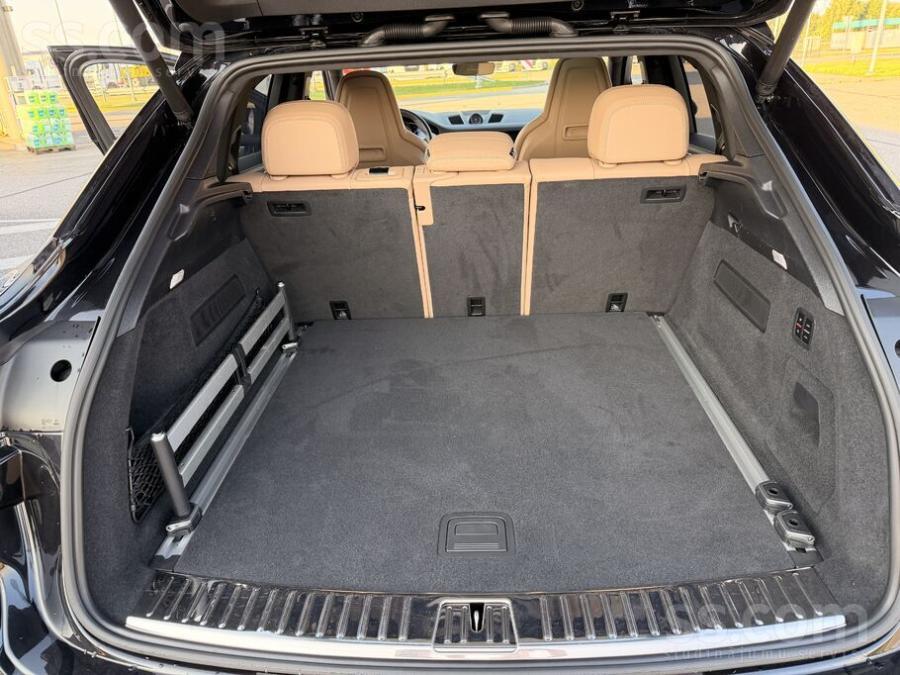 Black Porsche Cayenne 2020 in Riga, with an engine capacity of 3.00 L and mileage of 99 thousand km for 65500 €, photo 8 on AUTOMOTO.COM.LV