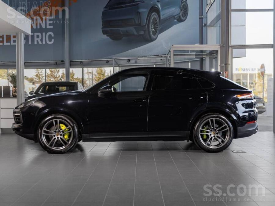 Black Porsche Cayenne 2022 in Riga, with an engine capacity of 3.00 L and mileage of 107 thousand km for 57900 €, photo 3 on AUTOMOTO.COM.LV