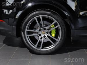 Black Porsche Cayenne 2022 in Riga, with an engine capacity of 3.00 L and mileage of 107 thousand km for 57900 €, photo 16 on AUTOMOTO.COM.LV