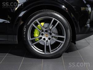 Black Porsche Cayenne 2022 in Riga, with an engine capacity of 3.00 L and mileage of 107 thousand km for 57900 €, photo 17 on AUTOMOTO.COM.LV