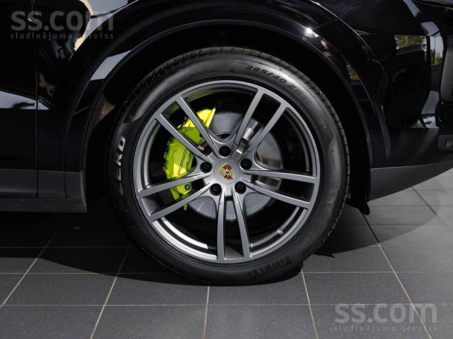 Black Porsche Cayenne 2022 in Riga, with an engine capacity of 3.00 L and mileage of 107 thousand km for 57900 €, photo 17 on AUTOMOTO.COM.LV