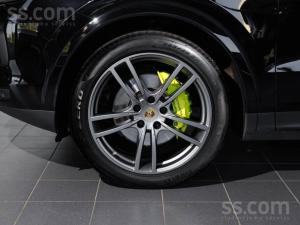 Black Porsche Cayenne 2022 in Riga, with an engine capacity of 3.00 L and mileage of 107 thousand km for 57900 €, photo 18 on AUTOMOTO.COM.LV