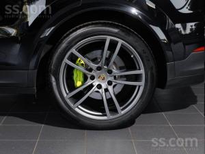 Black Porsche Cayenne 2022 in Riga, with an engine capacity of 3.00 L and mileage of 107 thousand km for 57900 €, photo 19 on AUTOMOTO.COM.LV